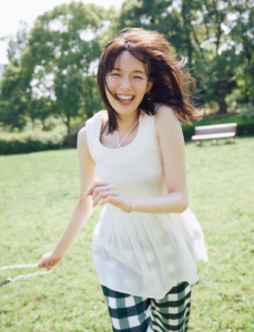 佐藤栞里のグラビア画像99枚【可愛すぎてやばいです！】 | 水着画像のまとめサイト「mizugazo（ミズガゾ）」